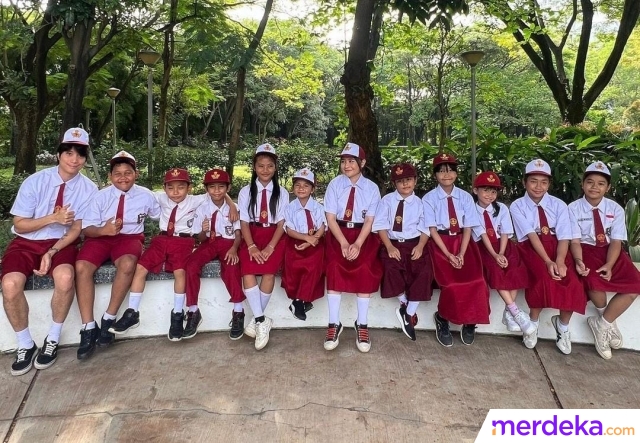 Foto : 6 Potret Prilly Latuconsina dan Dikta Berseragam SD, Lucu ...