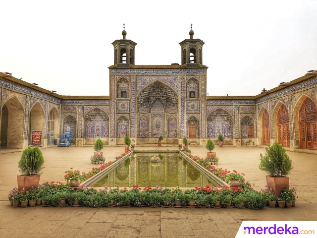 Foto : 10 Fakta Menarik Masjid Nasir al-Mulk, Pink Mosque yang Dicari ...
