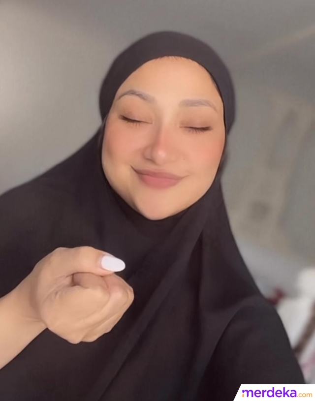 Foto : Potret Cantik Rahma Azhari Berhijab, Penampilan Bikin Pangling ...