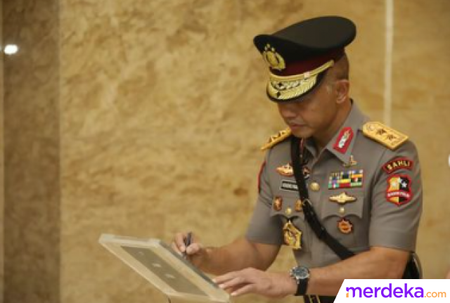 Foto : Salam Komando Irjen Hendro dengan Brigjen Suyudi, Penggantinya ...