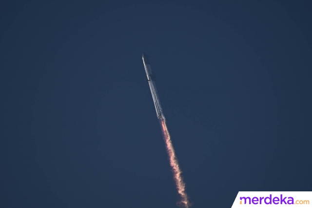 Foto : Detik-Detik Roket Raksasa Elon Musk Meledak Setelah Diluncurkan | merdeka.com