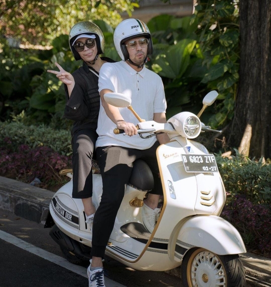 Foto : Dibonceng Raffi Ahmad Naik Vespa saat di Bali, Penampilan Nagita ... Foto : Dibonceng Raffi Ahmad Naik Vespa saat di Bali, Penampilan Nagita ...