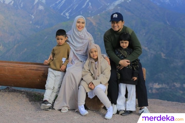 Foto : 10 Potret Oki Setiana Dewi dan Keluarga Tur Wisata Religi di Uzbekistan | merdeka.com