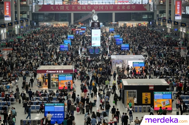 Foto : Jelang Hari Buruh, Ribuan Warga China Mudik Padati Stasiun ...