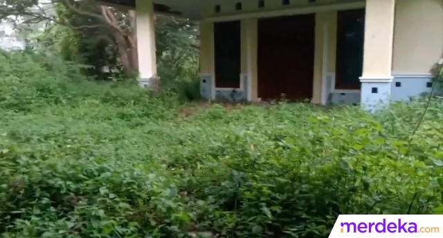 Foto : Berdiri di Tengah Hutan, Rumah Terbengkalai di Kuningan, Isinya Masih Lengkap Tertata ...