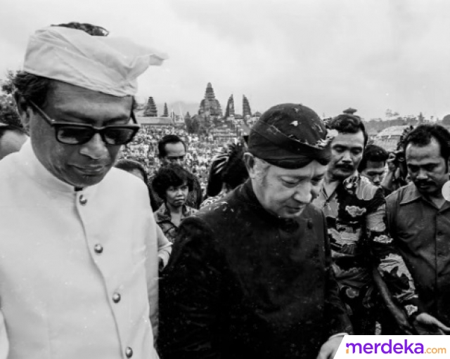 Foto : Foto Lawas Soeharto & Gubernur Bali Ikuti Upacara Eka Dasa Rudra ...