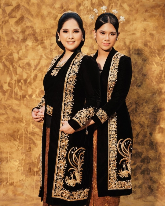 Foto : Bak Kakak Adik, ini Potret Bestie Annisa Pohan & Putrinya Selalu ...