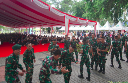 Foto : Momen Istimewa Prajurit TNI AD 'Goyang' Masyarakat Adat Baduy ...