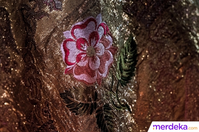 Foto : Sakral, Ini Penampakan Jubah Mewah dan Bersejarah untuk ...