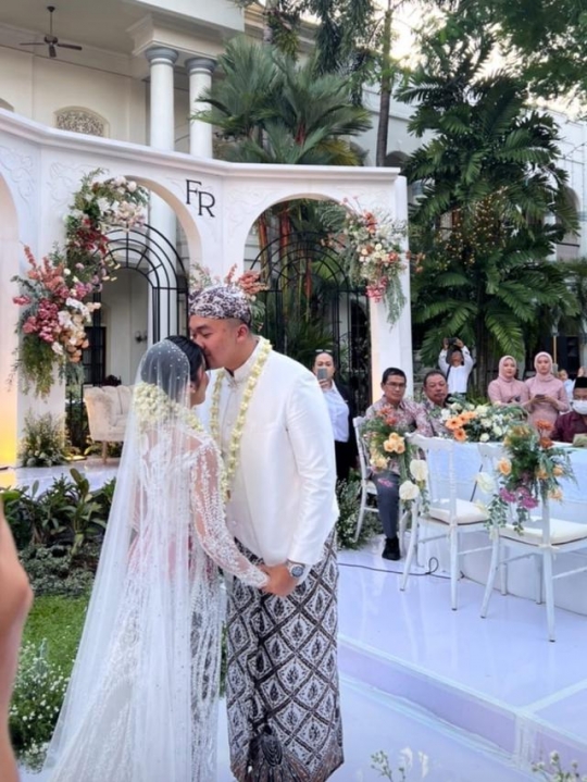 Usung Tema Adat Jawa, Intip Momen Pernikahan Fay Nabila dan Rama Restu