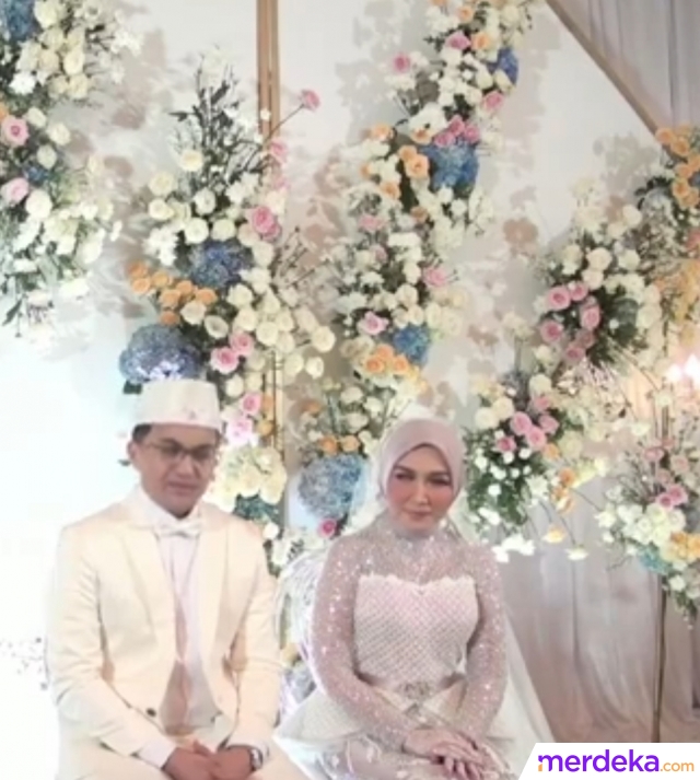 Foto : 5 Potret Dine Mutiara Istri Sahrul Gunawan di Acara Pernikahan ...