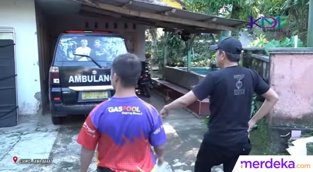 Foto : Gaji Diberikan Kepada Warga, Begini Potret Rumah Kades Saguling yang Sederhana | merdeka.com