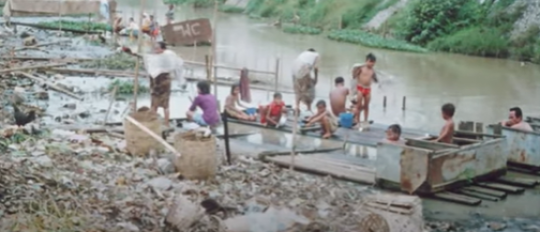 Foto : Potret Lawas Jakarta Tahun 1975, Warga BAB & Cuci Baju di Sungai Jadi Sorotan | merdeka.com