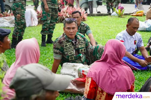 Foto : Jenderal Bintang 2 TNI Lesehan Santai sama Pemulung, Sikapnya ...