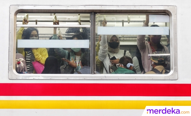 Foto : Aturan Wajib Masker Resmi Dicabut, Penumpang KRL Akhirnya Bisa Bernapas Lega | merdeka.com