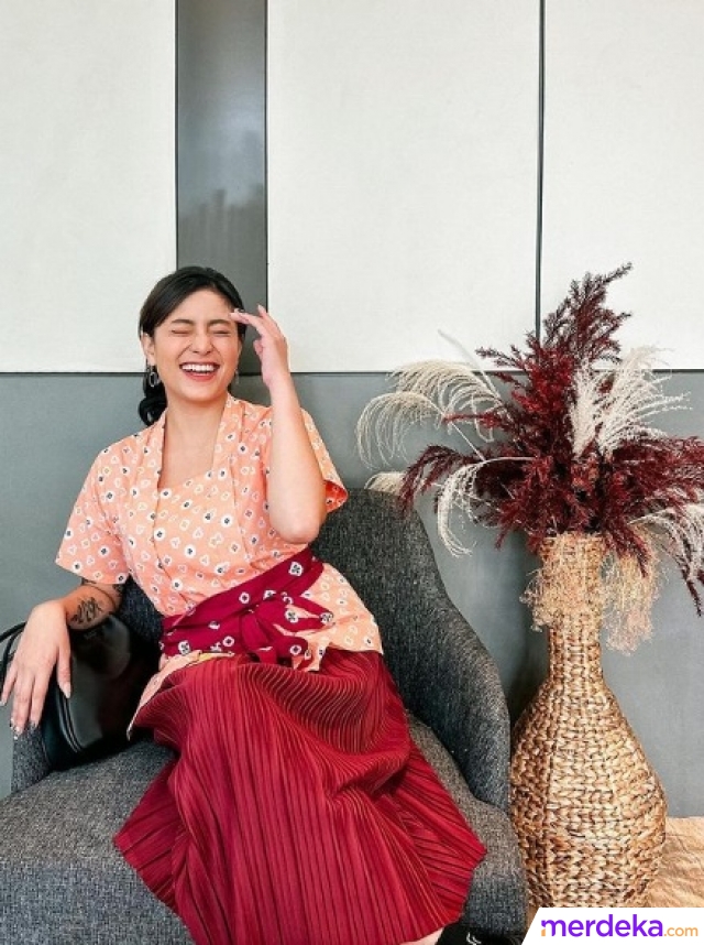 Foto : Intip Gaya Karin Novilda saat Berkain, Kerap Kenakan Warna ...