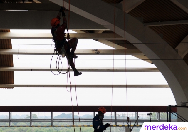 Foto : Semangat Tenaga Ahli Kebut Pengerjaan Stasiun KCJB Halim di ...