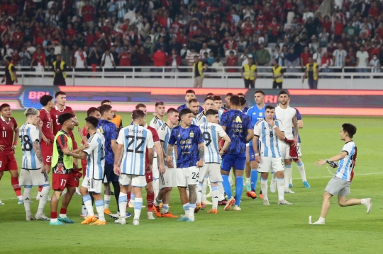Menyusup Masuk Lapangan GBK, Pemuda Ini Bikin Heboh Usai Laga Indonesia Vs Argentina