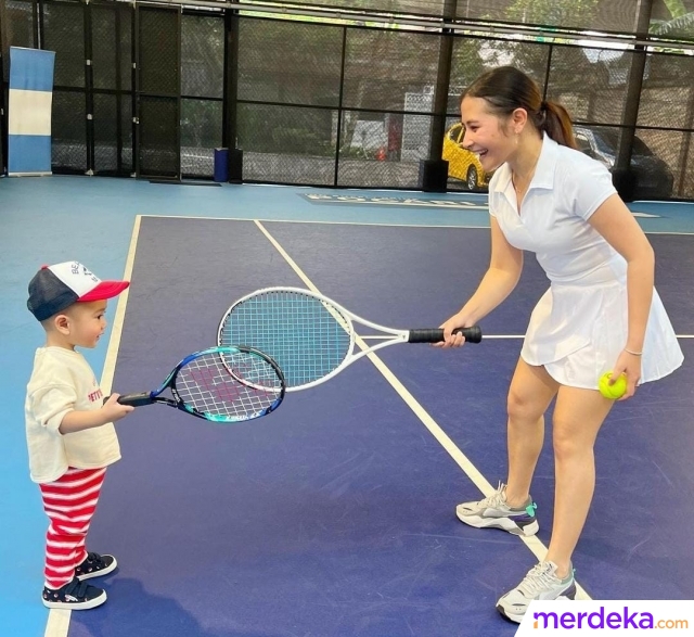 Foto : Gemas! Potret Prilly Latuconsina & Rayyanza Main Tenis Bareng, Disebut Teman Sebaya ...