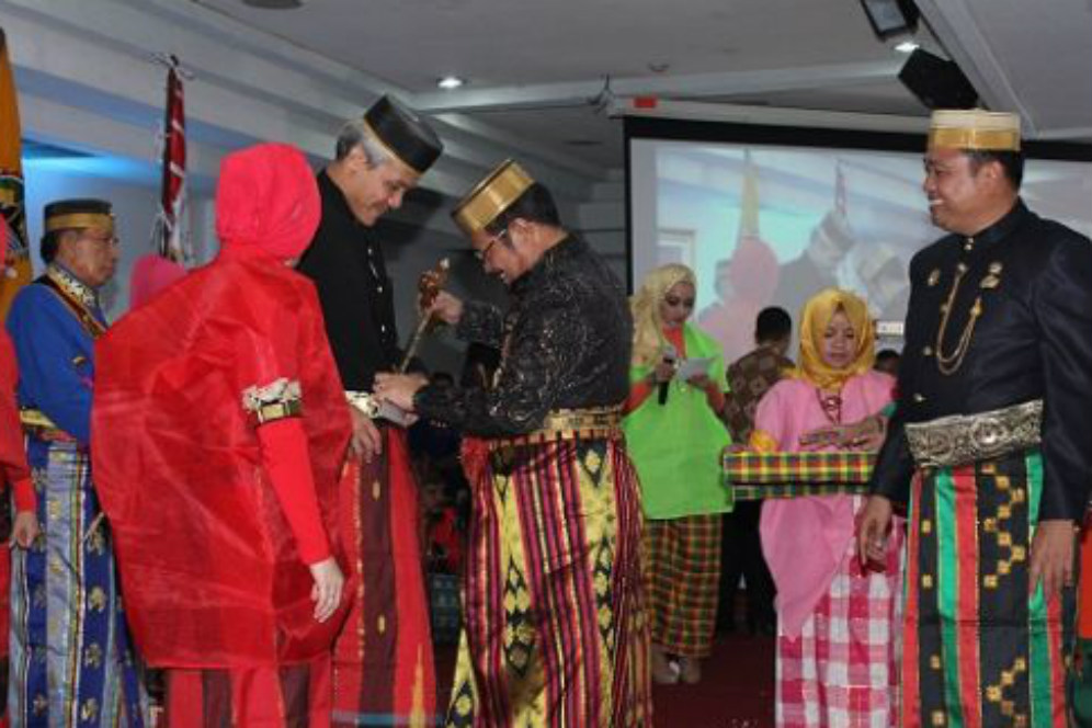 Makassar - Merdeka.com | Gubernur Jawa Tengah diberi gelar adat Bugis ...
