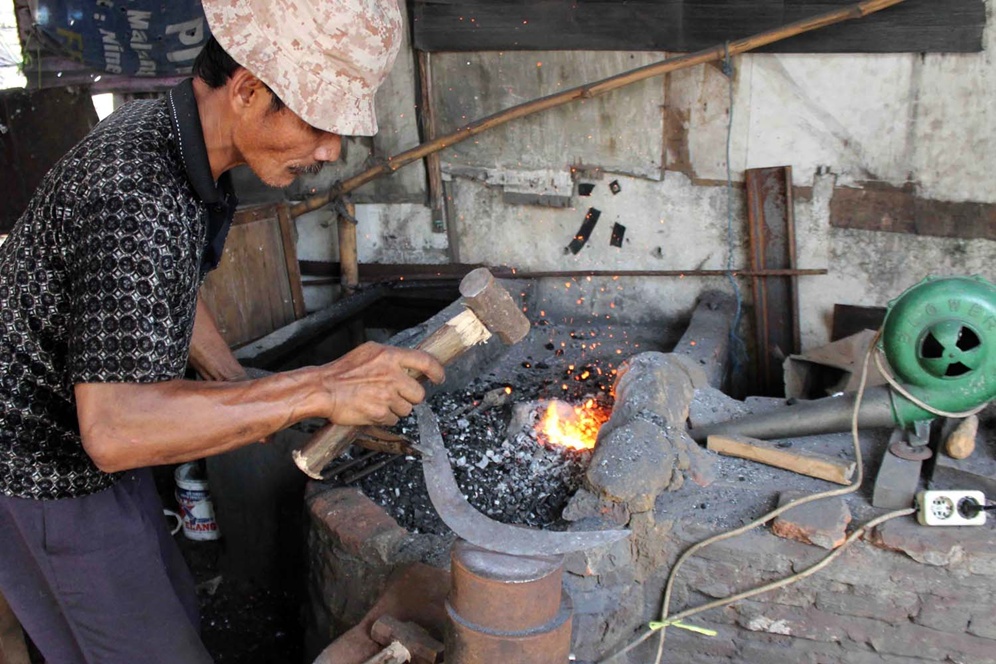Malang - Merdeka.com | Pandai besi di tengah gempuran industrialisasi ...
