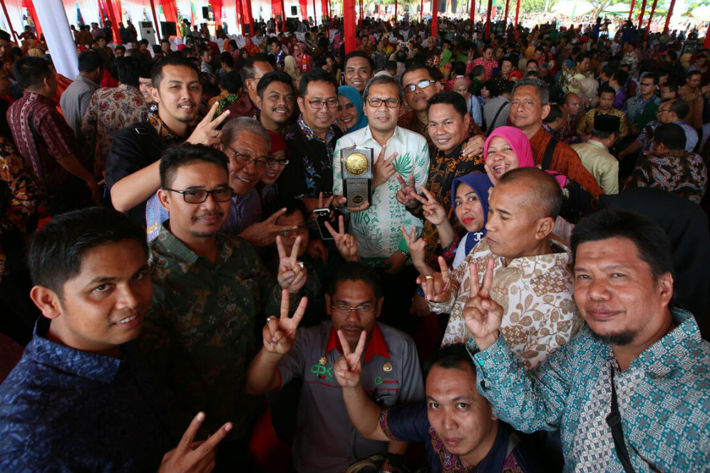 Makassar - Merdeka.com | FOTO: Wapres JK serahkan Adipura untuk Makassar Makassar - Merdeka.com | FOTO: Wapres JK serahkan Adipura untuk Makassar