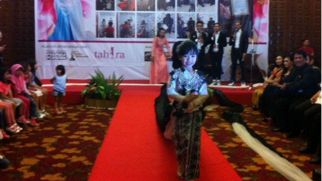 Bocah 7 tahun pecahkan rekor dunia kenakan kebaya terpanjang dunia ... Bocah 7 tahun pecahkan rekor dunia kenakan kebaya terpanjang dunia ...