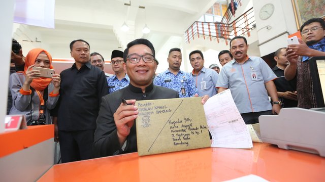 Ridwan Kamil ajak warga Bandung donasi buku lewat kantor Pos | Berita Terkini, Kabar Terbaru ...
