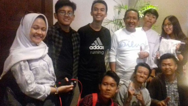 Keseruan para pelajar di Bandung nonton Dilan 1990 | Berita Terkini ...