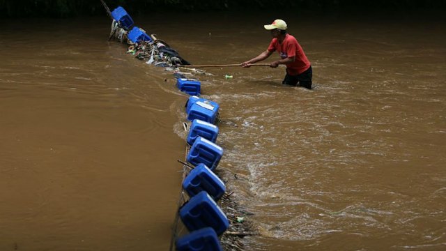 Pemkot Bandung pasang puluhan jaring sampah di sungai | Berita Terkini ... Pemkot Bandung pasang puluhan jaring sampah di sungai | Berita Terkini ...