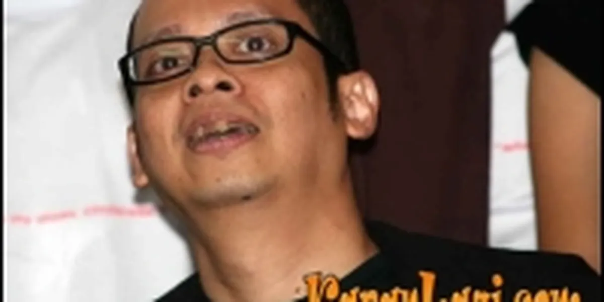 Sutradarai 'Operet Bobumba', Ari Tulang Latih Kesabaran - KapanLagi.com