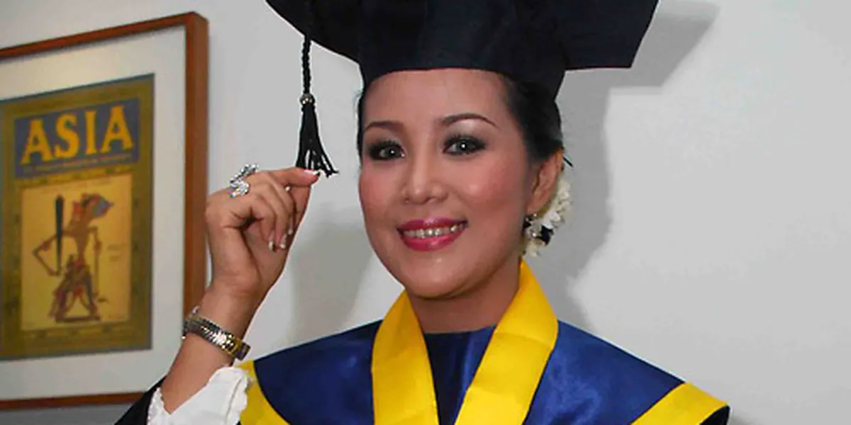 Diwisuda S2, Maria Eva Siap Ikut Pilkada - KapanLagi.com