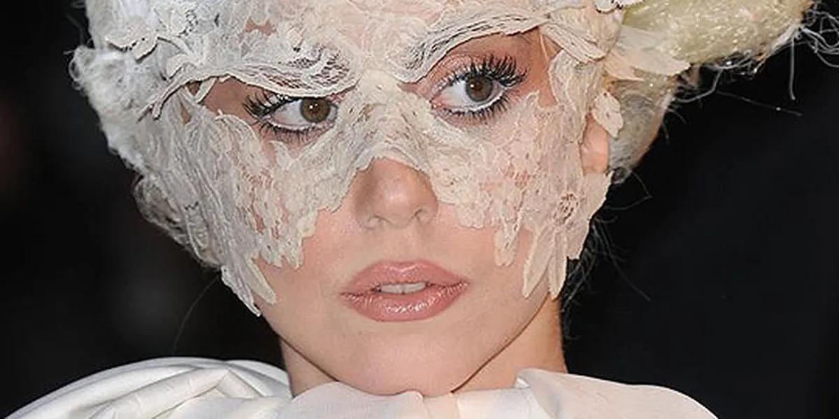 Lady GaGa Tanda Tangani Kloset Studio Foto - KapanLagi.com