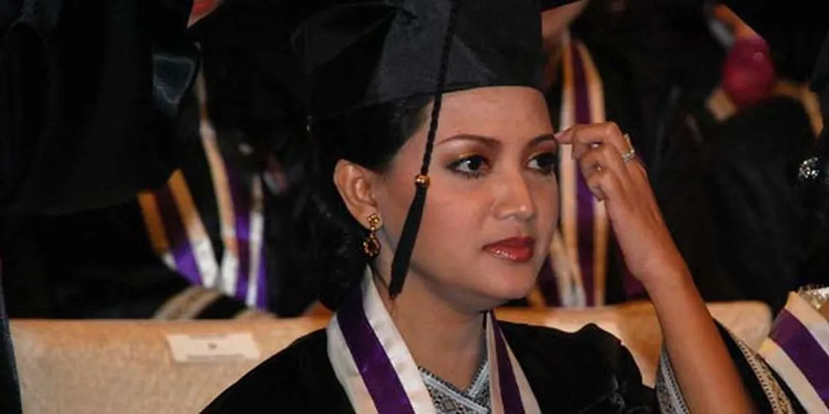 Lisa A Riyanto Raih Gelar S2 - KapanLagi.com