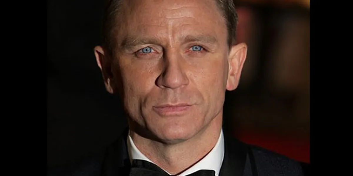 James Bond Pakai Rok! - KapanLagi.com