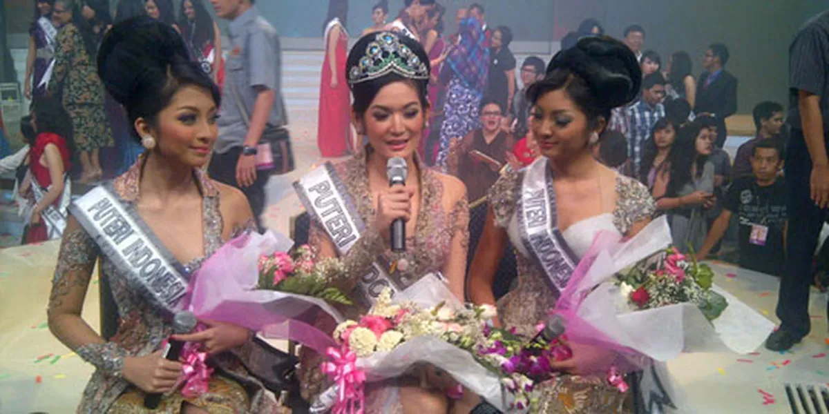 Ups, Mahkota Puteri Indonesia 2011 Hampir Jatuh! - KapanLagi.com