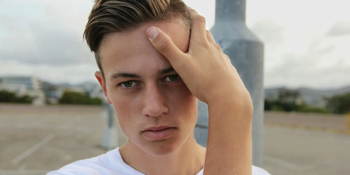 6 Gaya Rambut 2 Jari untuk Pria Trendy, Penunjang Penampilan Keren ...