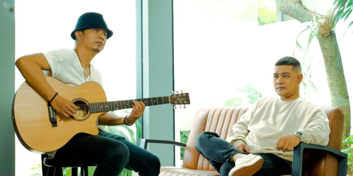 Adityo Prakoso dan Adhitya Pratama Berkolaborasi Rilis 'Dia Atau Kamu' Versi Akustik - KapanLagi.com