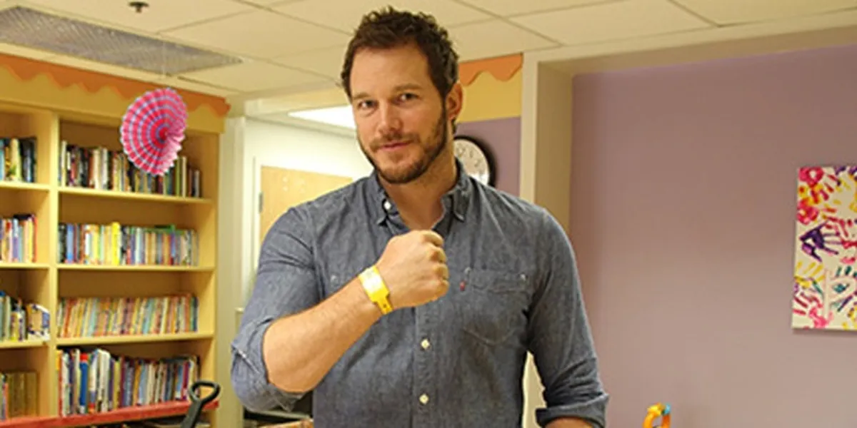 Cute dan Haru, Chris Pratt Beramal Sambil Bagi-Bagi Baby Groot ...