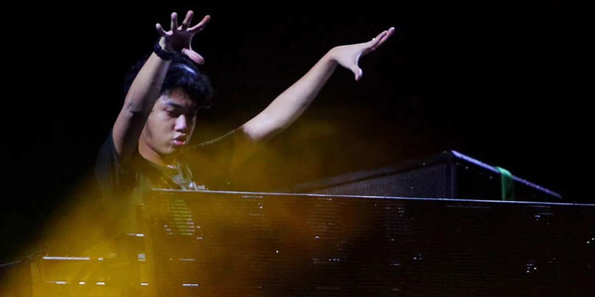 DJ Angger Dimas Tampil Enejik di LA Ice DWP 2013 - KapanLagi.com