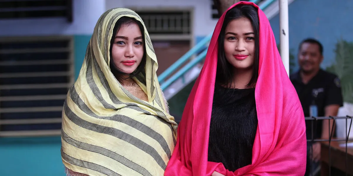 Duo Serigala 'Tusuk-Tusuk' di Taman, Sudah Ditonton 20 Ribu Kali - KapanLagi.com