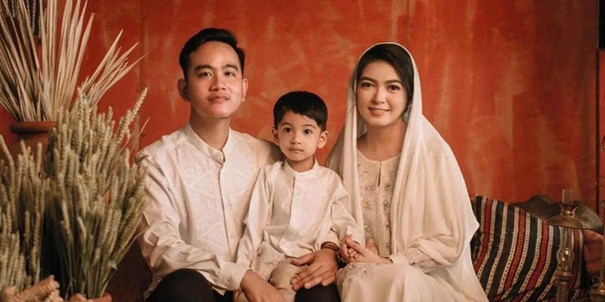 Family Portrait Gibran Rakabuming, Kompak Pakai Outfit Serba Putih ...