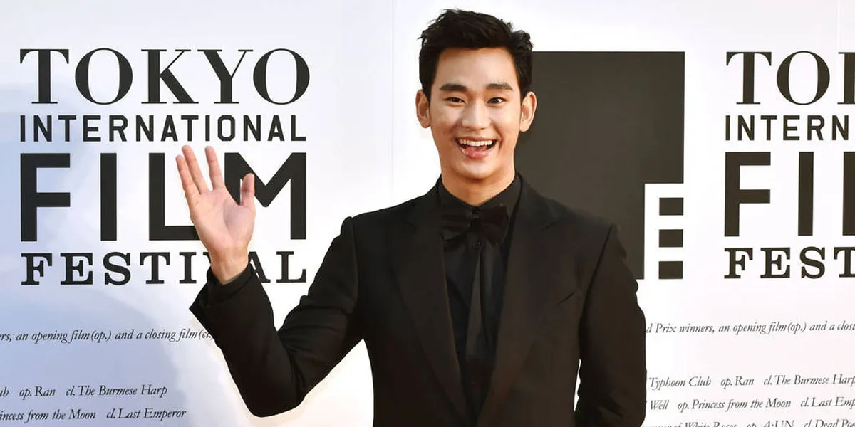 [FOTO] Bawa Buket Bunga, Kim Soo Hyun Bakal Lamar Wanita Pujaan ...