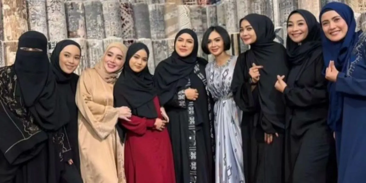 Foto-foto Umi Pipik Hadiri Kajian dan Buka Bersama di Rumah Bos Karpet ...