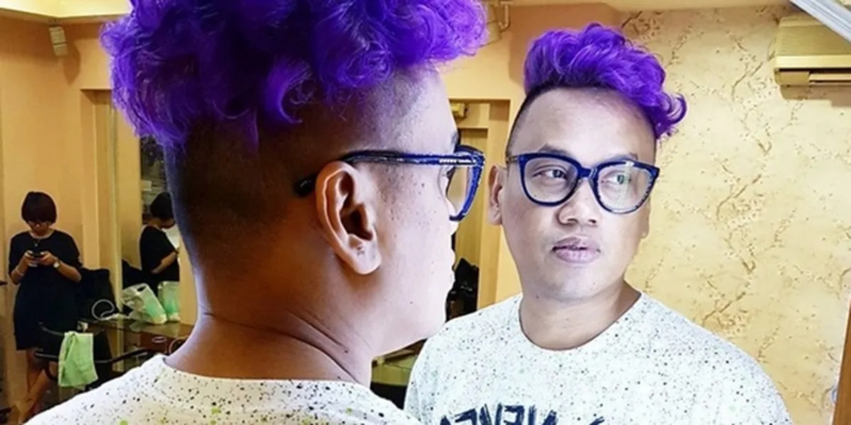 FOTO: Papa Gaul, Ini Penampilan Baru Uya Kuya Dengan Rambut Ungu ...