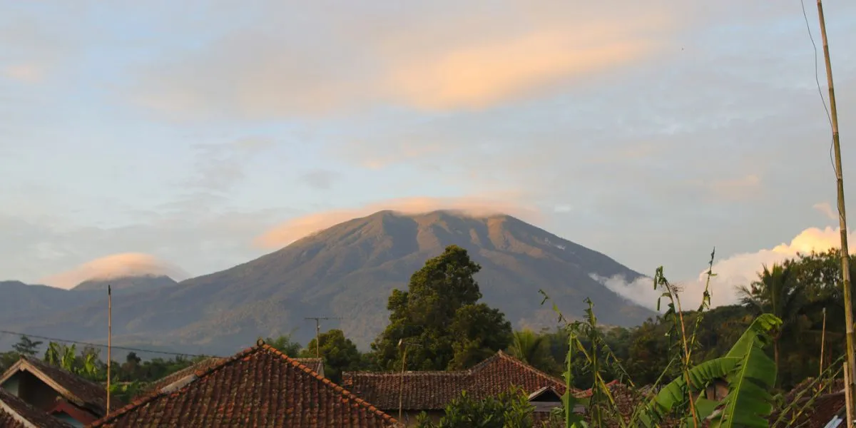 Gunung Gede Pangrango Ditutup Sementara untuk Pendaki Imbas Aktivitas Vulkanik Meningkat, Berapa ...