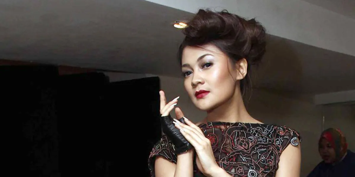 Indah Dewi Pertiwi Digandeng Erwin Gutawa dan Jay Subiakto - KapanLagi.com