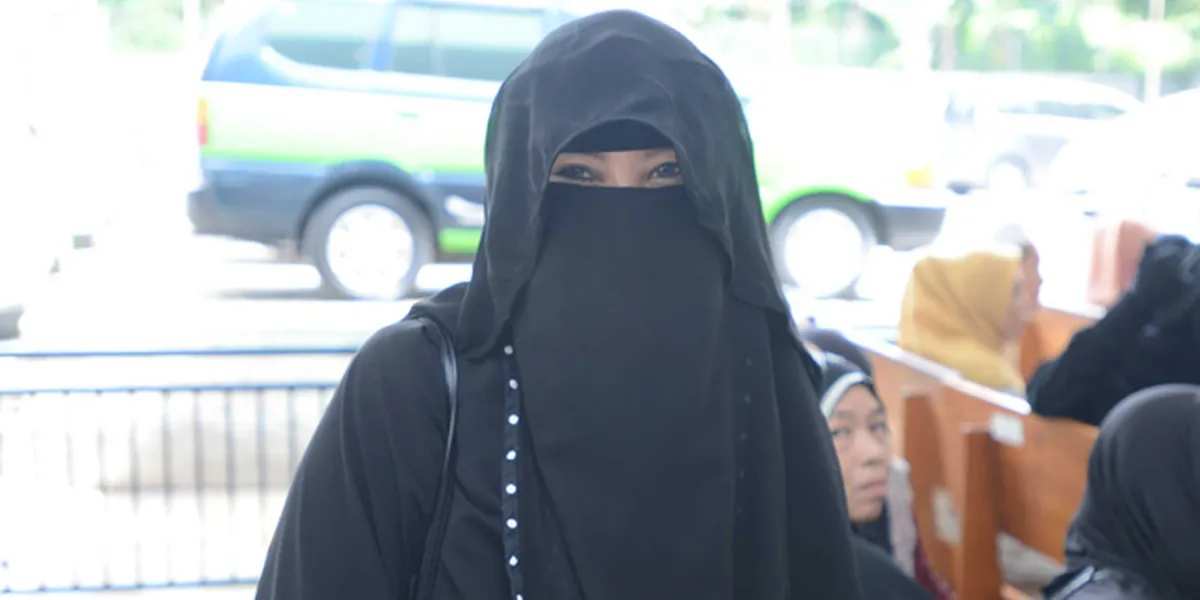 Mengaku Kena Sihir, Indadari Istri Caisar Jalani Ruqyah - KapanLagi.com