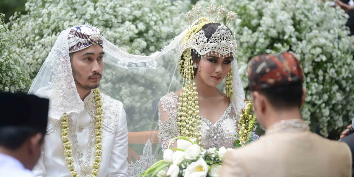 Menikah, Syahnaz Sadiqah Sempat Kunjungi Makam Sang Ayah Sebelum ...