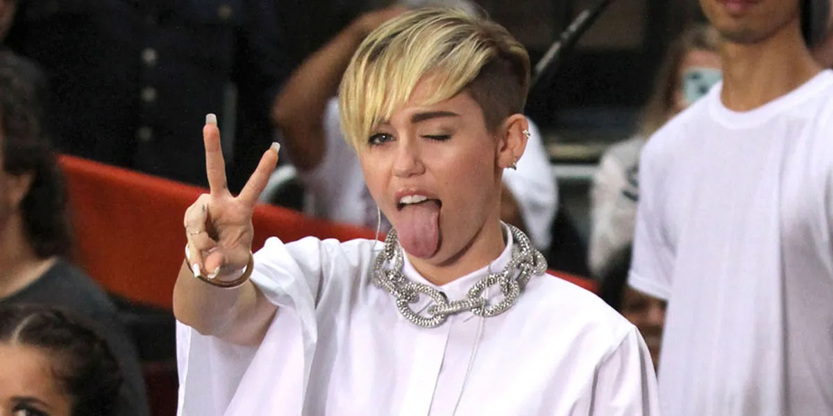 Miley Cyrus Dengan Gaya Psychedelic, Pantas Gak Sih? - KapanLagi.com